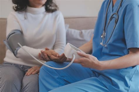 Consejero de salud mental mujer joven durante la sesión de terapia