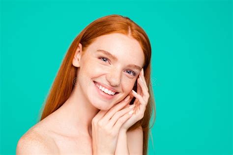 Portrait De Fille Rousse Nue Sérieuse Avec F Clair Propre Pur Photo