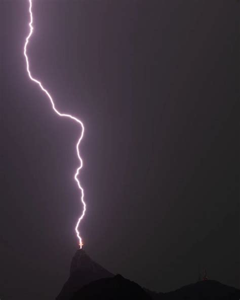 Fotógrafo faz imagem inédita de raio divino no Cristo Redentor FOTOS