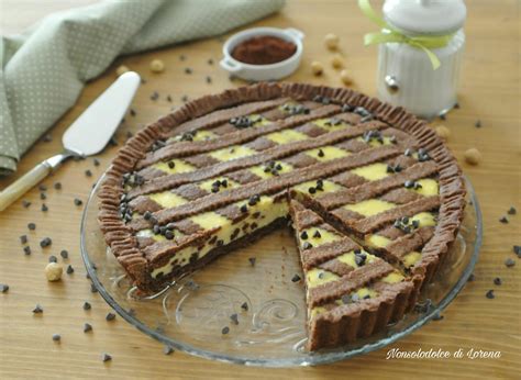 La Crostata al cacao con ricotta e gocce di cioccolato è un dolce