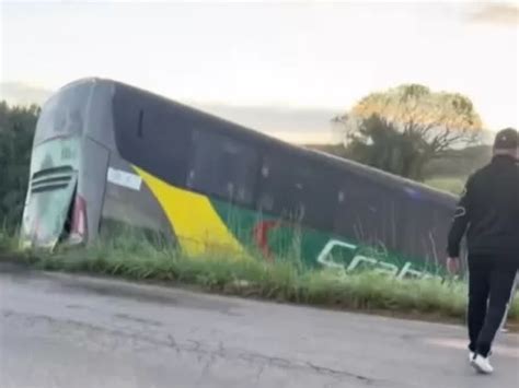 Ônibus de Brisa Star cai em ribanceira no Ceará e deixa cantora e mais