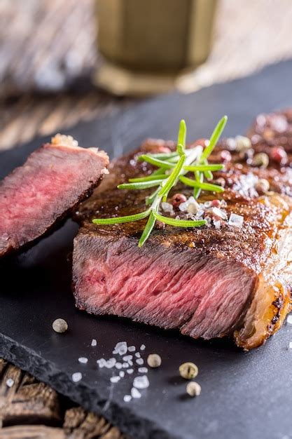 Saftiges Rinder T Bone Steak Mit Salz Pfeffer Und Rosmarin Grillen