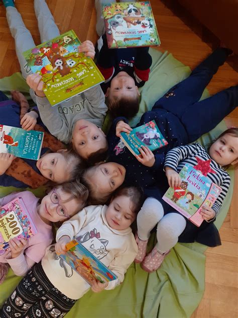 Czytanie książek w grupie I Przedszkole Montessori Przedszkolak na