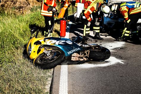 Landkreis Esslingen Motorradfahrerin Bei Unfall Schwer Verletzt