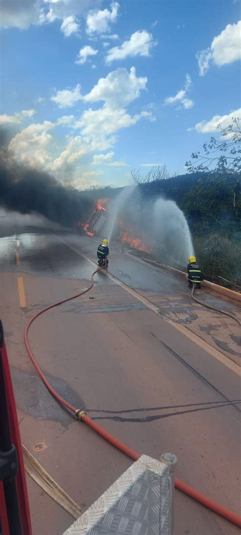 Caminhão carregado combustível pega fogo na BR 163 em Guarantã do