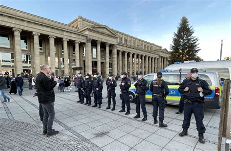 Corona Proteste In Stuttgart Corona Spazierg Nge Bleiben Verboten