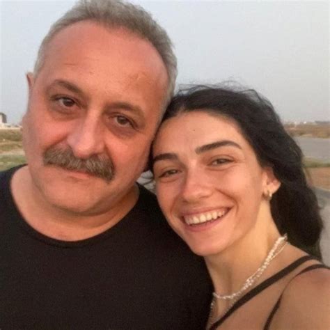 Ünlü oyuncu Hazar Ergüçlü nün yeni sevgilisi Şarkıcıya aşık oldu Son