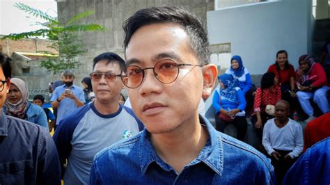 Soal Salam Dua Jari Dari Mobil Presiden Gibran Hal Biasa Nggih