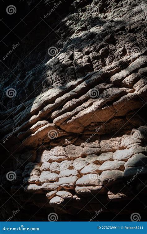 Piedra De Escala De Serpiente Gigante De La Cueva De Naka En El Parque