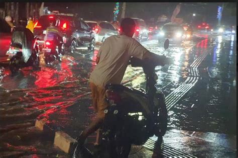 Diguyur Hujan Deras Akses Balai Kota Tangsel Dikepung Banjir Okezone