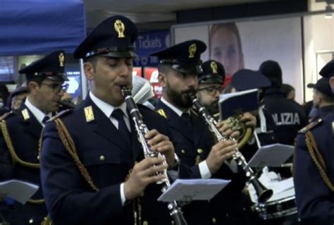 Natale Concerto Della Fanfara Della Polizia A Roma Termini Tiscali