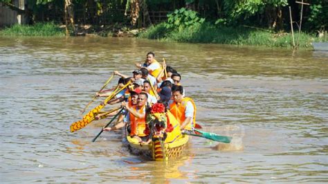 Keseruan Lomba Perahu Naga Di Sungai Cisadane Foto Tempo Co