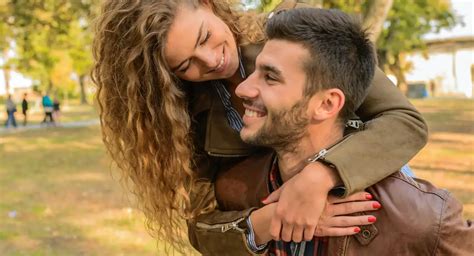 Qué significa un abrazo por la espalda qué quiere de mí Aprendí