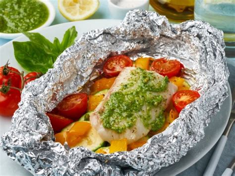 Saludable pescado empapelado con verduras en sartén 20 minutos