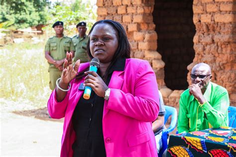 Naibu Waziri Kapinga Ambananisha Mkandarasi Mbele Ya Wananchi Nipashe