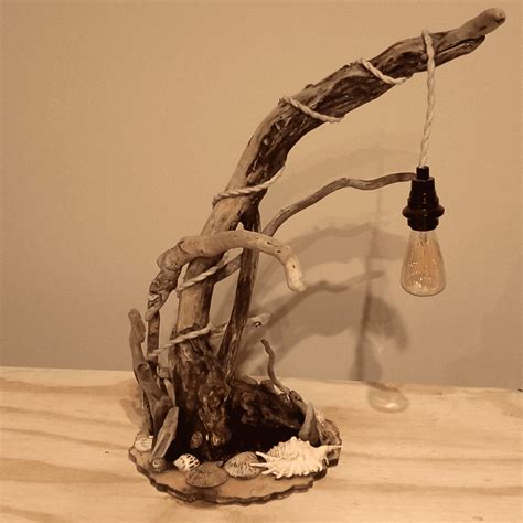 Lampe en bois flotté et coquillages pièce unique paprykacapique