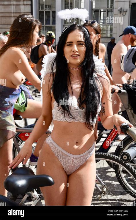Ciclistas desnudos tomar parte en la 16ª desnudo en Bicicleta como