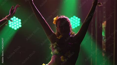 Video Stock Two Female Dancers Dance Hawaiian Dance Plasticly Moving