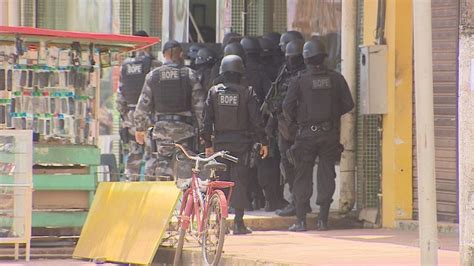 Vídeo mostra momento em que bandidos atiram em rua de Santana após