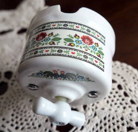 Włącznik ceramiczny obrotowy natynkowy podwójny biały ze zdobieniem