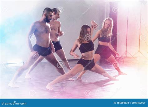 Grupo De Bailarinas Callejeras Modernas Que Realizan Diferentes