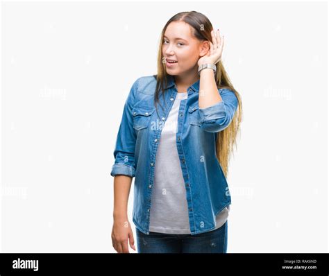 Junge kaukasier schöne Frau über isolierte Hintergrund lächelnd mit der