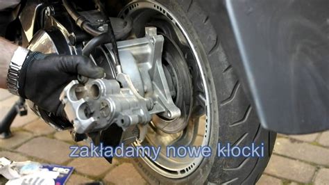 wymiana klocków w hamulcu tylnym Suzuki Burgman AN400 Rear Brake Pads