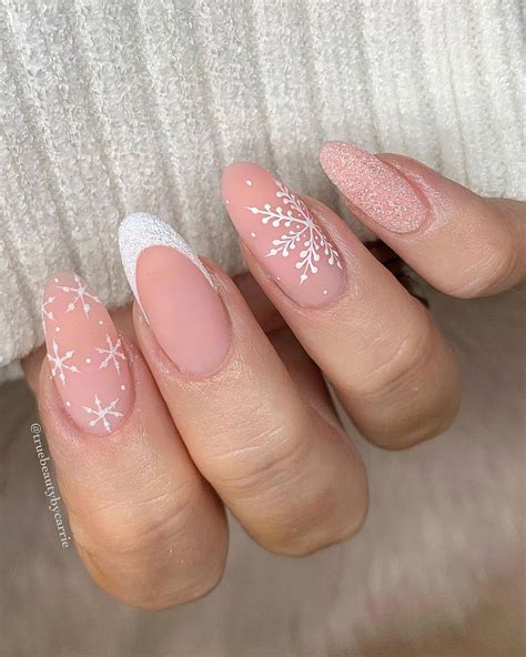 25 diseños de uñas elegantes para Navidad desde el clásico rojo cereza
