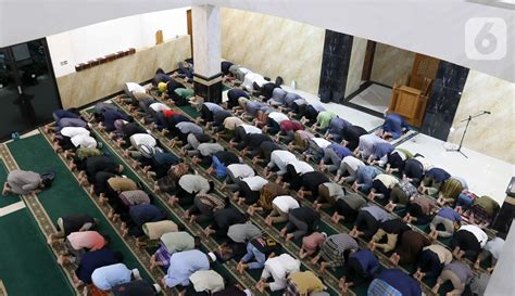Suasana Tarawih Pertama Warga Muhammadiyah Di Masjid Raya Uswatun