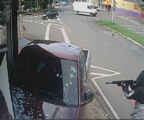 Notícias IMAGENS FORTES Câmeras de segurança flagram momento em que