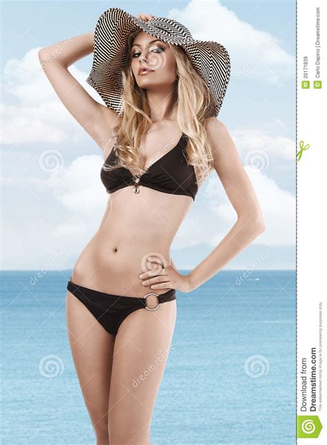 Mujer Sensual En Bikiní Y Sombrero Elegante Del Verano Imagen de