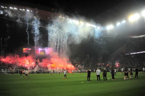 Vídeos e fotos torcida faz festa na Arena e abraça o Corinthians antes