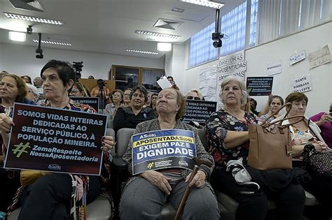 Aposentados da educação de MG pedem reajuste do piso salarial Geral