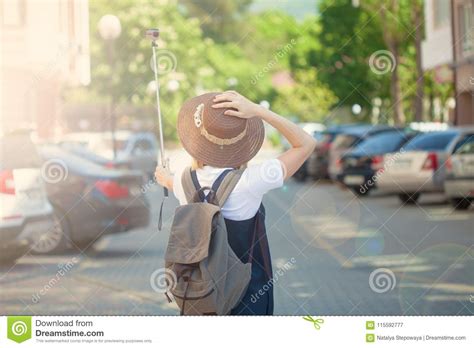 La Jolie Fille De Portrait De Selfie De Prises De Touriste De Jeune