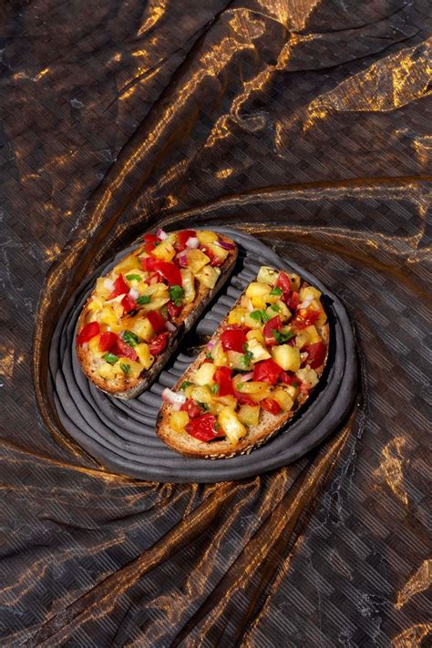 Počet porcí 4 Doba přípravy 25 minut INGREDIENCE 1 ananas 1 cibule