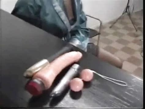 Dojrzała laska z wielkimi cyckami masturbuje się Filmikiporno tv