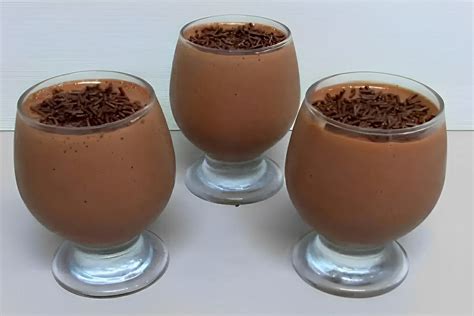 Mousse de chocolate simples e prático para servir em taças ou travessas