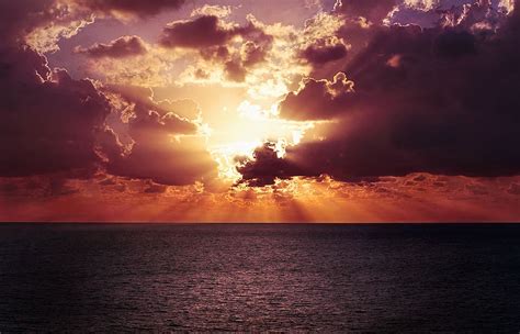 Puesta De Sol Anochecer Rayos De Sol Nubes Nublado Horizonte
