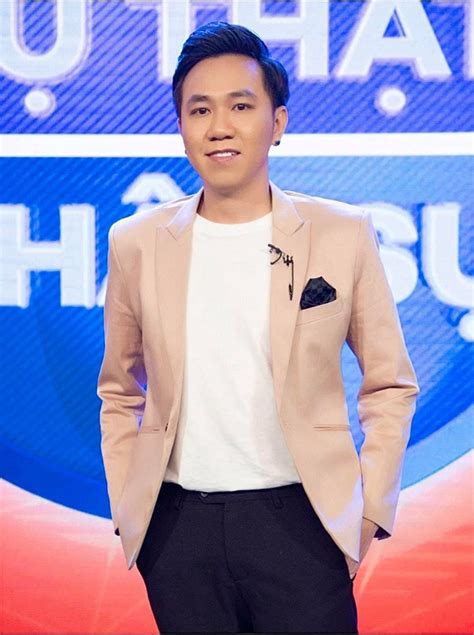 Anh Đức xuất hiện tại sự kiện với thần sắc thiếu tỉnh táo trợn mắt