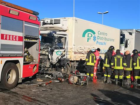 Scontro Tra Mezzi Pesanti Sulla Pontina Strada Ancora Chiusa FOTO