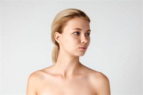 Belle Jeune Fille Avec Une Peau Saine Et Impeccable Debout Avec Des