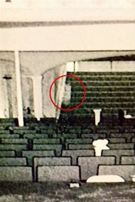 Suposto espírito de atriz morta em teatro é fotografado na plateia