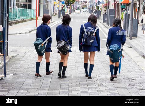 Une Ligne De Quatre Coli Res Japonaises Qui Marchent Le Long D Une Rue