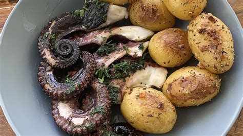 Pulpo al Sartén bañado en Chimichurri con papas cambray YouTube