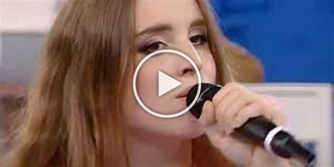 VIDEO Amici 22 chi è Angelina Mango Età canzoni carriera e Instagram