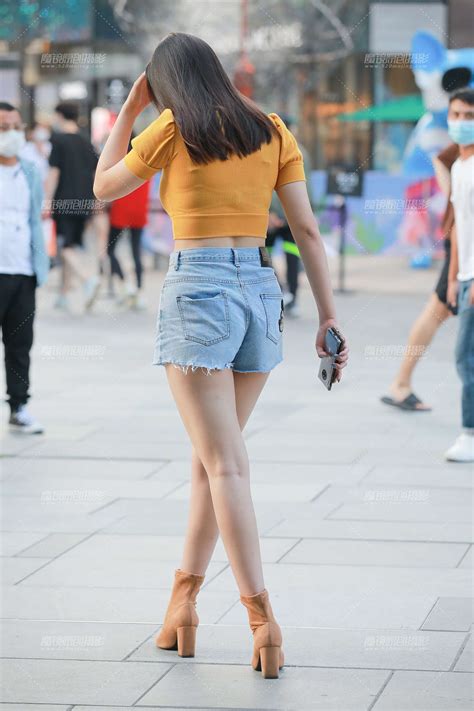 玻璃街拍丰满性感热裤小姐姐 魅丝社 专注分享美女写真名站摄影图集