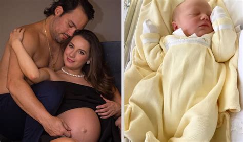 Ex noiva do cantor Gabriel Diniz Karoline Calheiros dá à luz a filho