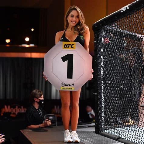 UFC ring girl Brittney Palmerová pózuje na pláži Galerie GALERIE
