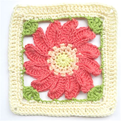 Kwadrat na szydełku z kwiatem schemat i video Crochetcafe pl