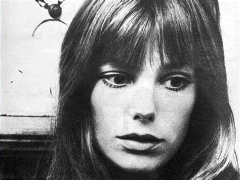 Cantora e atriz mundialmente famosa é encontrada morta em casa Mundo